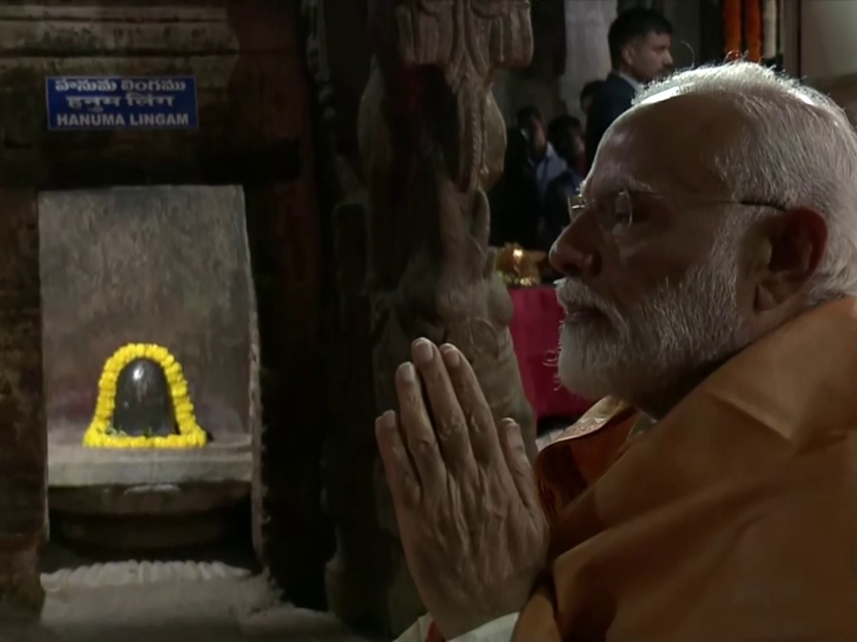PM Modi offers prayers, sings bhajans at Veerabhadra temple in Andhra ...