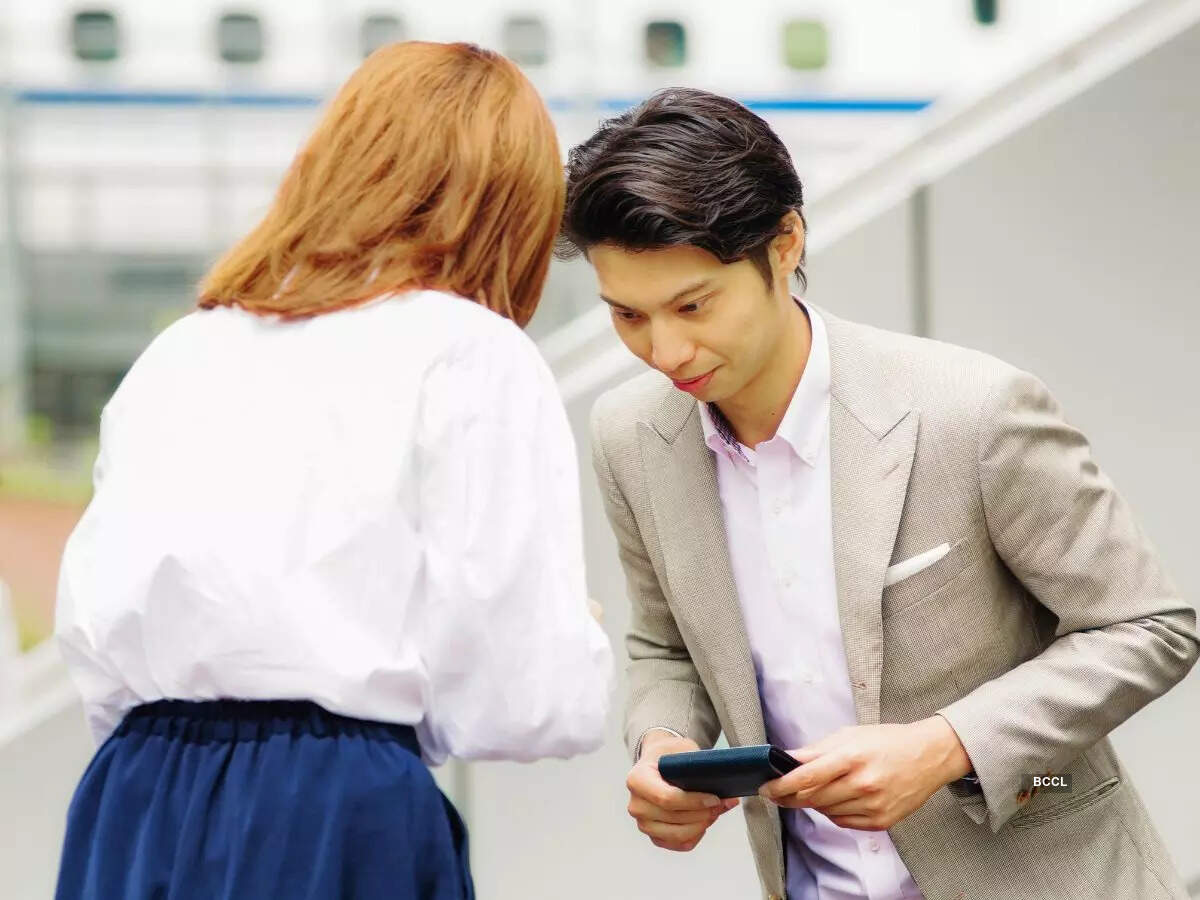 Understanding Japanese bow etiquette: What we can learn from it