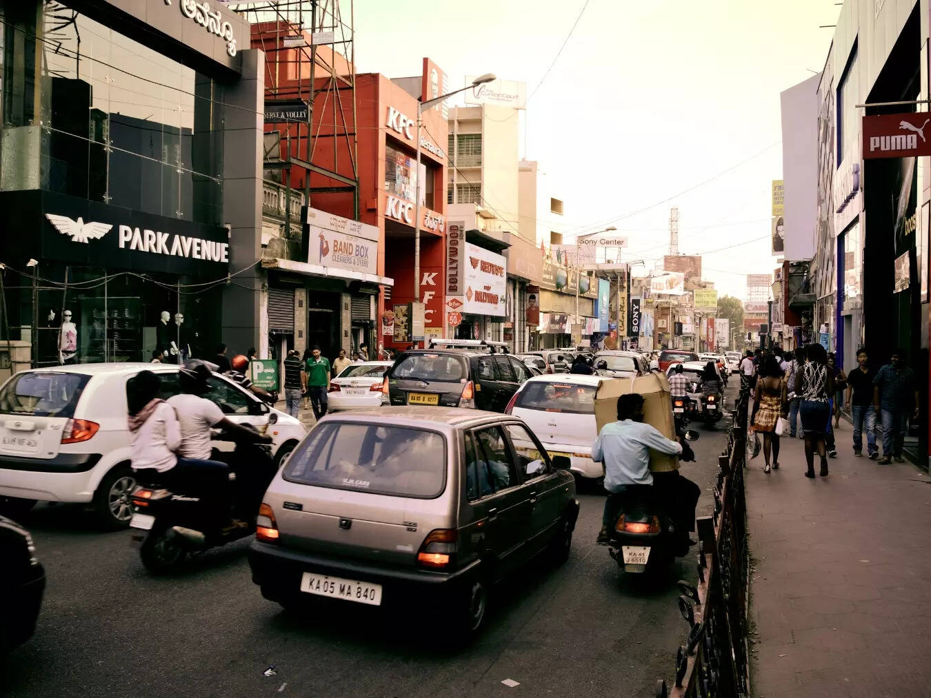 Iconic Indian street markets for delightful shopping experiences ...