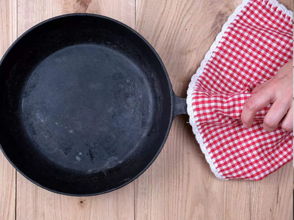 Cast Iron Pans Cleaning Tips: 5 Simple tips to clean cast iron pans and ...
