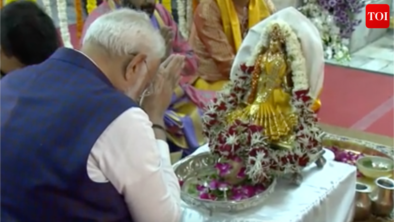 Prime Minister Narendra Modi offers prayers at Dwarkadhish temple