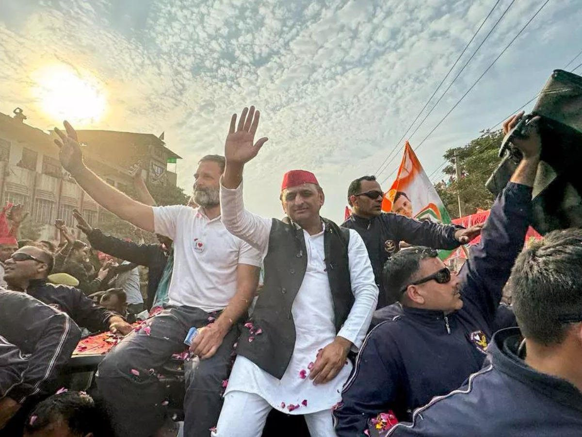 Rahul Gandhi snaps selfie with Akhilesh Yadav during UP's 'Nyay Yatra'