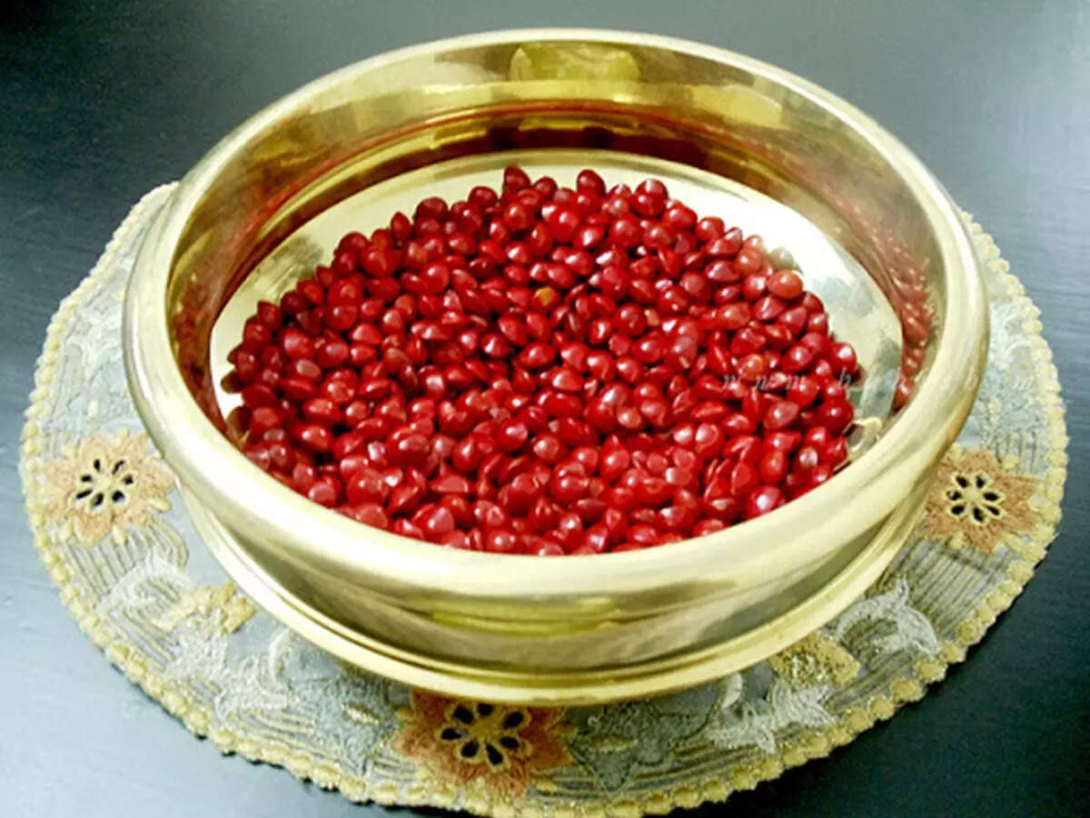Why is Manjadikuru aka red seeds offered to Guruvayoorappan?