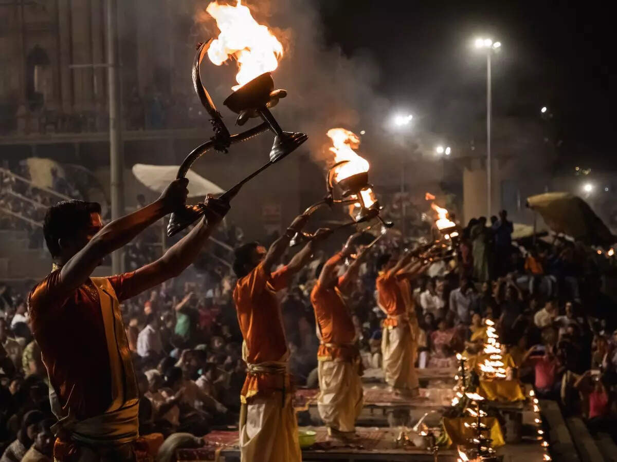 This is the right way to perform Aarti