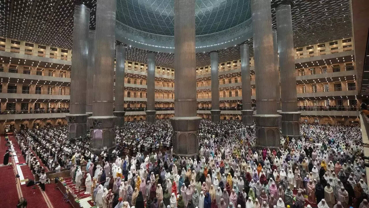 Dawn-to-dusk fasting & nightly feasts: Muslims worldwide observe holy ...