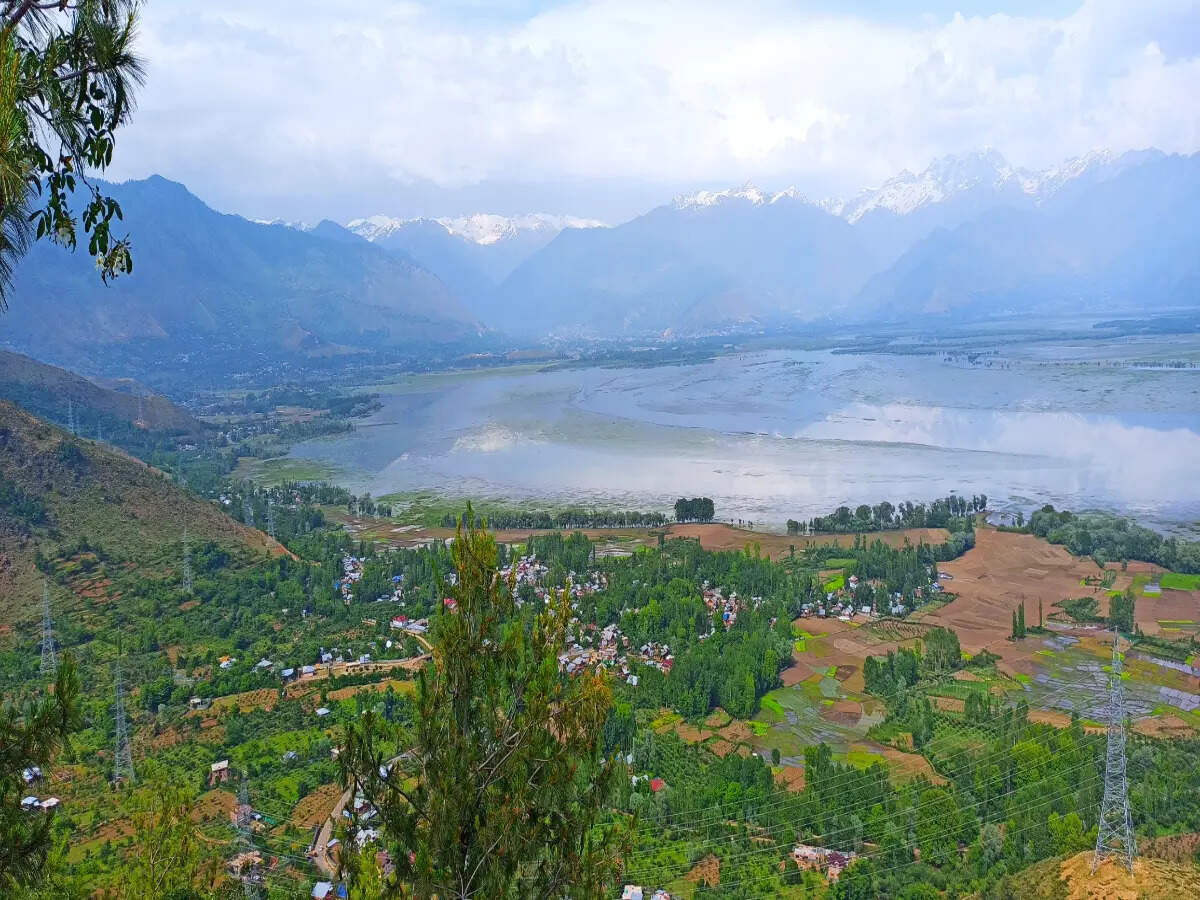 Wular Lake: Kashmir beyond Dal Lake: Exploring Wular Lake, India’s ...