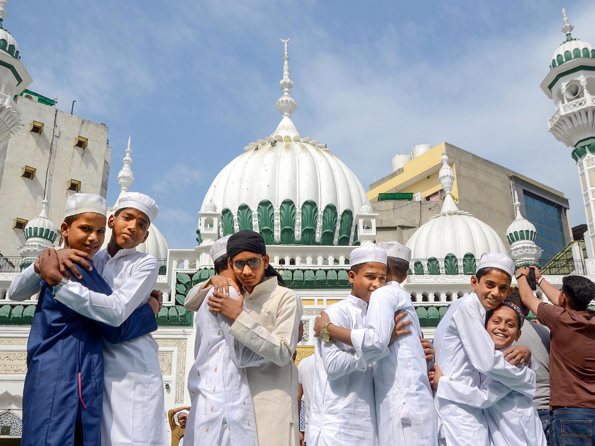 Mass gatherings at mosques for Eid-ul-Fitr 'namaz' mark festive ...
