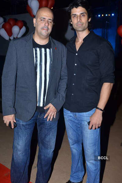 Amit Gaur at the performance show of Pandit Vishwa, Mohan Bhatt and ...