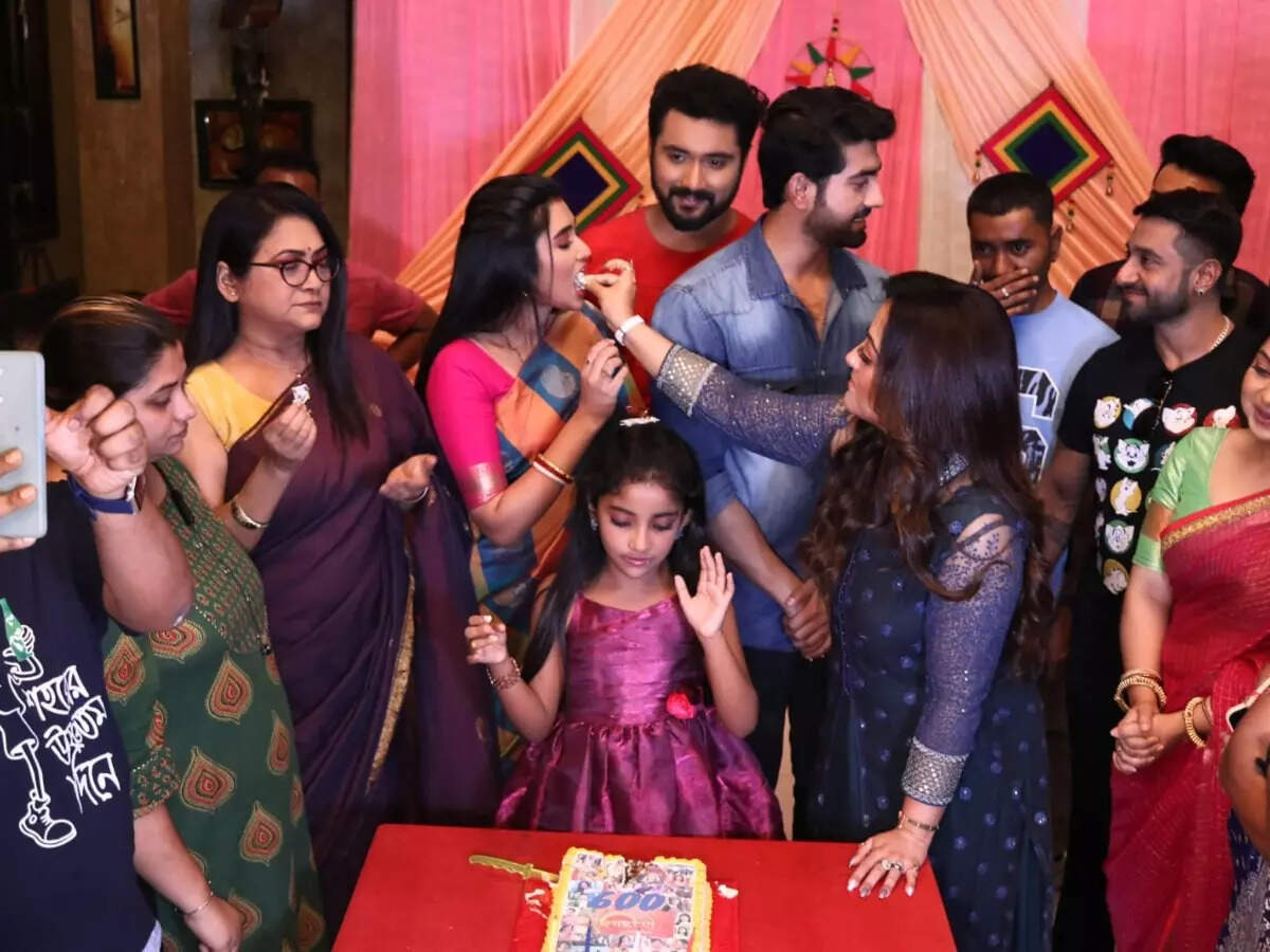 Jagaddhatri completes 600 episodes; Cast and crew celebrate – see photos
