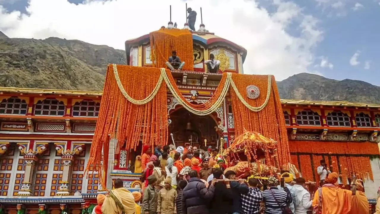 Char Dham Yatra: Badrinath temple opens for devotees with Vedic mantras ...