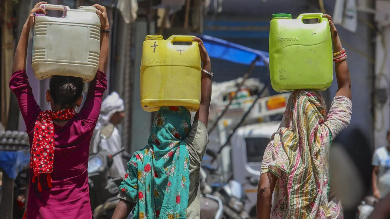 Desperate hunt for water: Residents risk lives, struggle in long queues ...