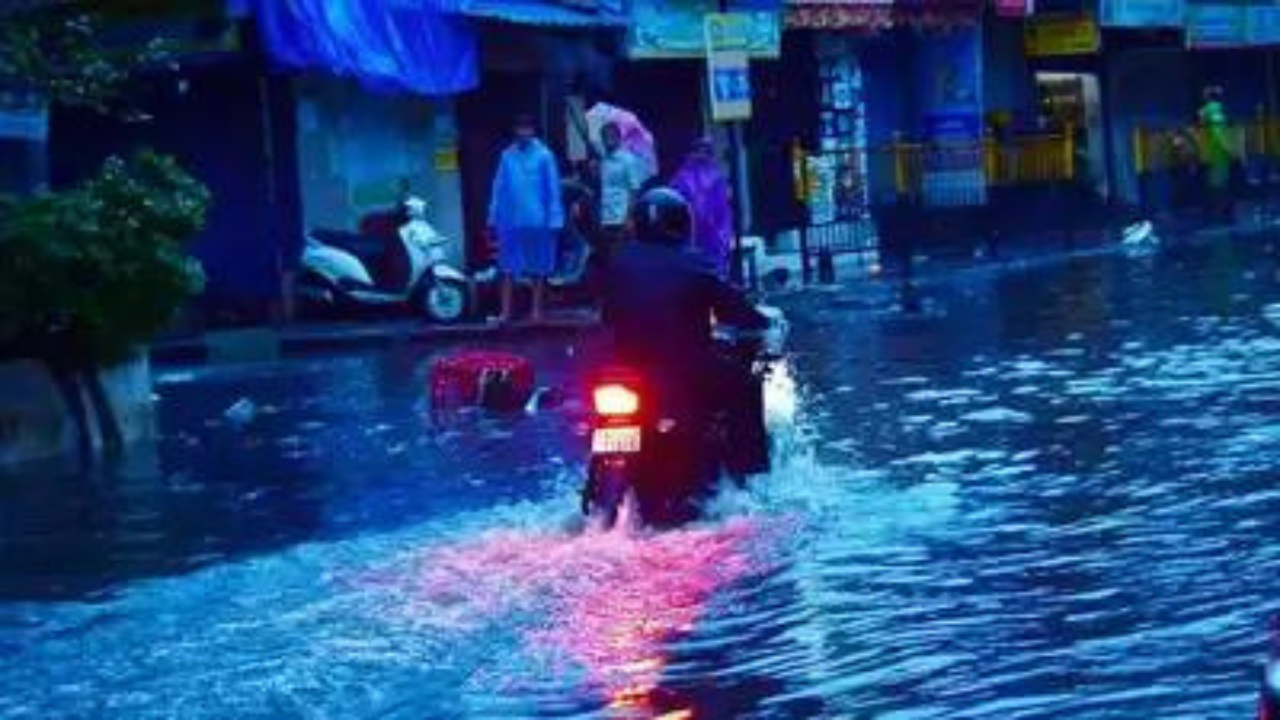 Rain mayhem in Mumbai: Waterlogged streets, schools and colleges shut ...
