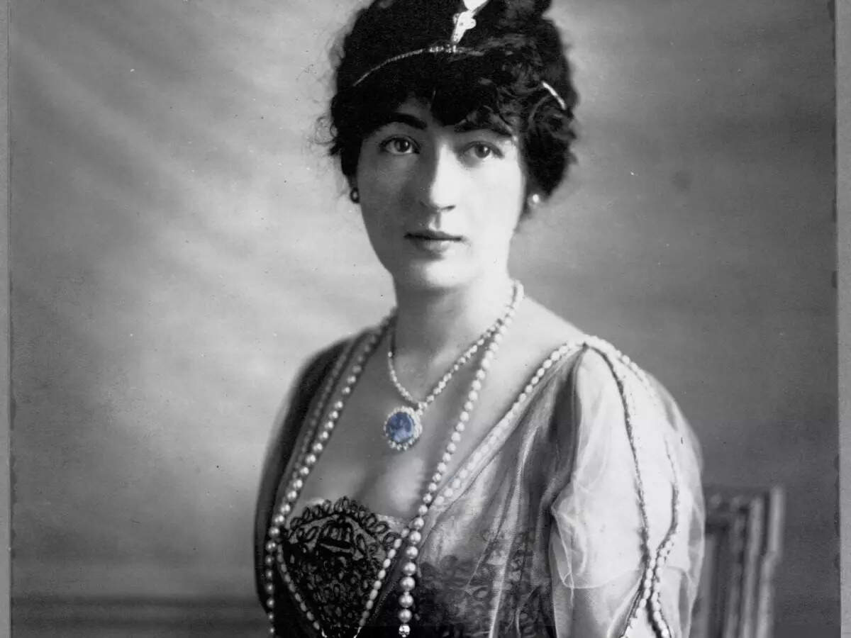 The story of Hope, the cursed blue diamond