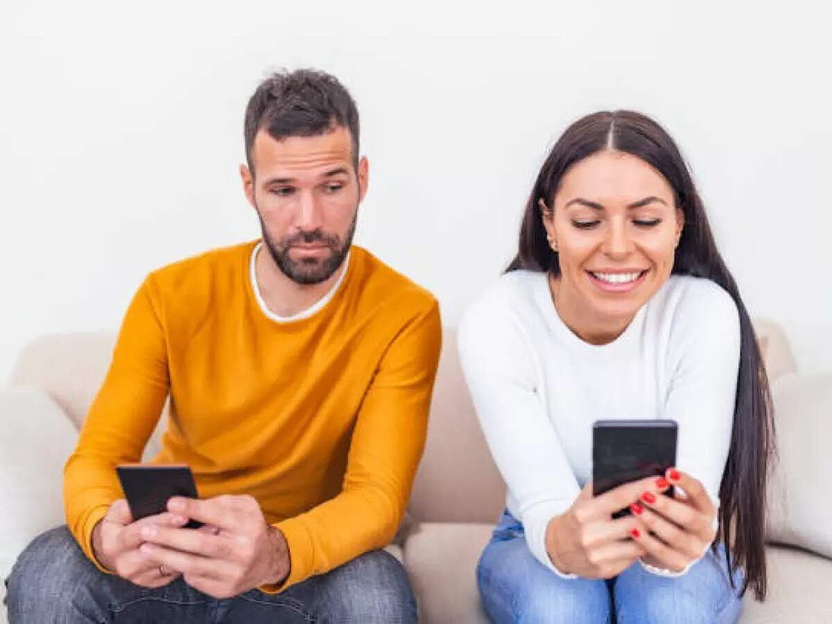 Do you often check your partner's phone? Here's how to deal with trust ...
