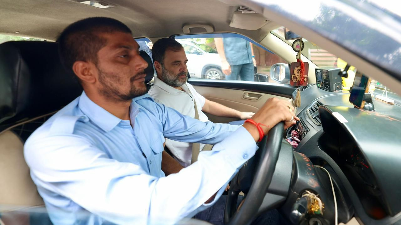 'Aamdani kam, mehangai se nikalta dum': Rahul Gandhi takes cab ...