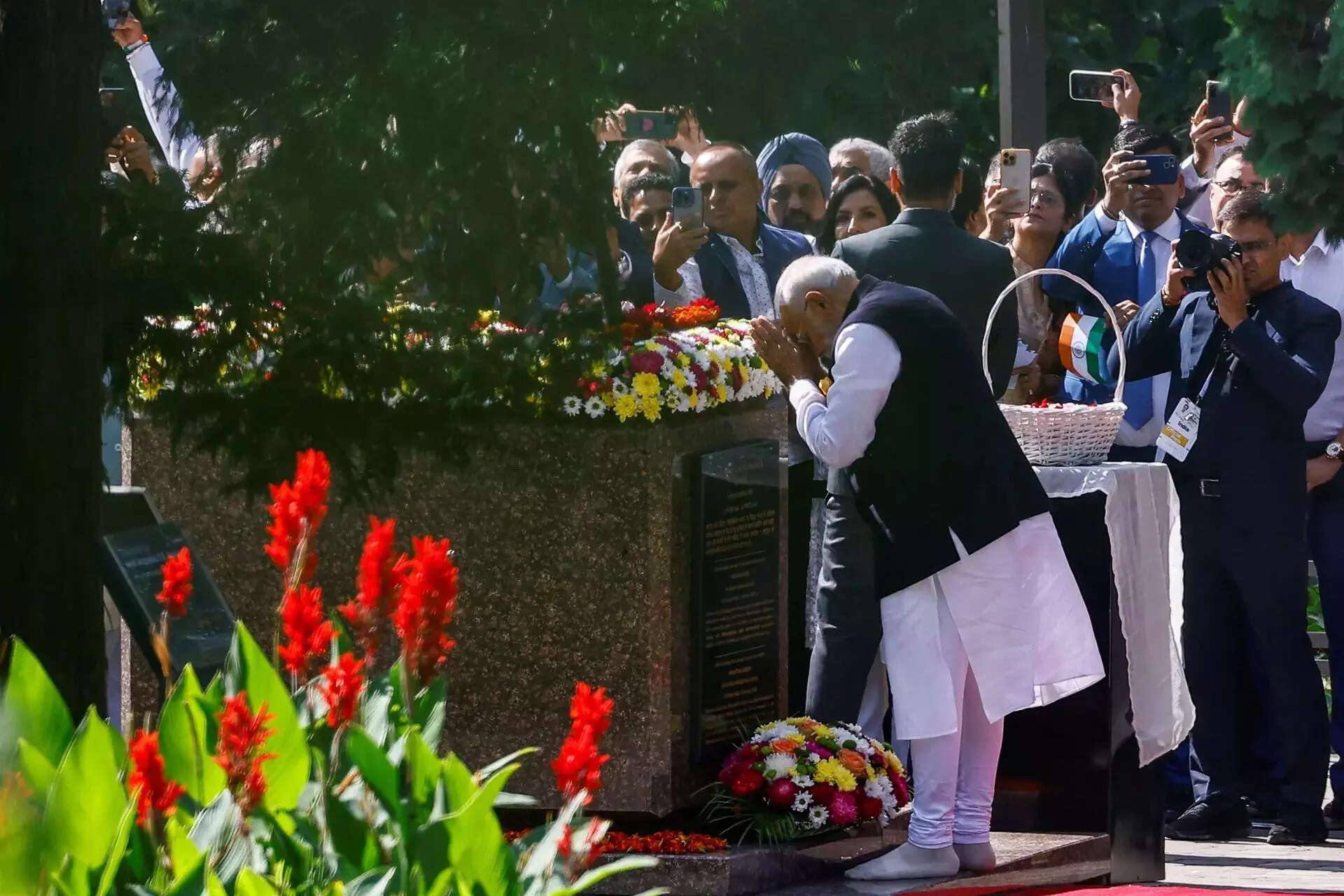 PM Modi arrives in Kyiv for talks with Ukrainian President Zelenskyy ...
