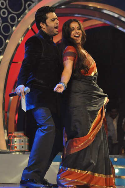 Vidya Balan performs at the Police show 'Umang 2012', held in Mumbai.