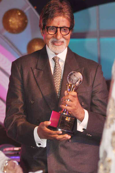 Amitabh Bachchan poses with an award during IDMA conference in Mumbai ...