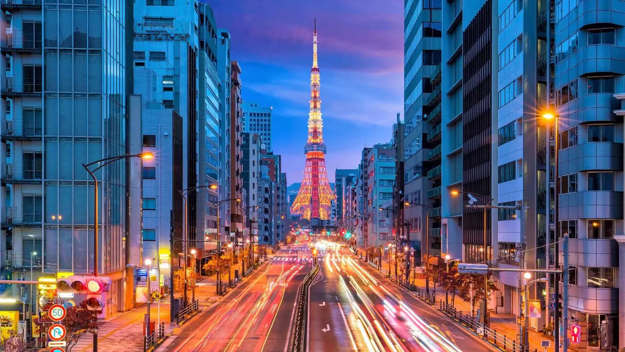 Stunning photos of Tokyo's nightlights captured by Japanese photographer