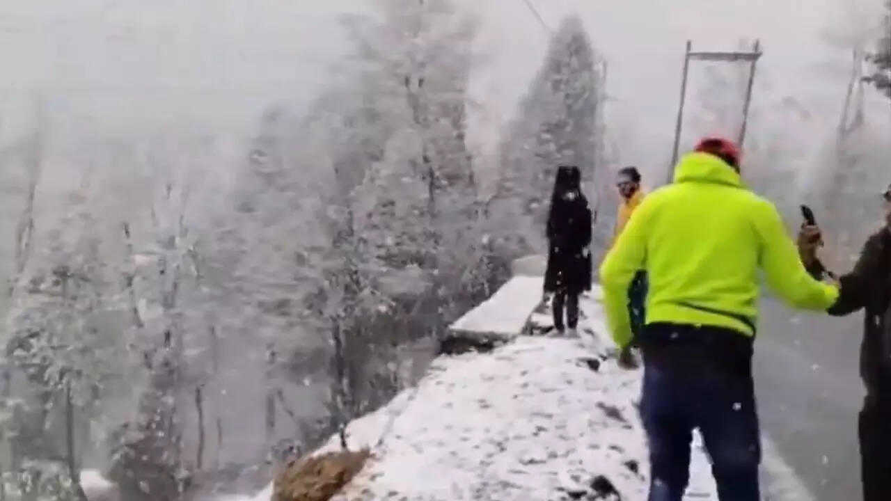 Breathtaking views as Kashmir gets fresh snowfall; tourist spots ...