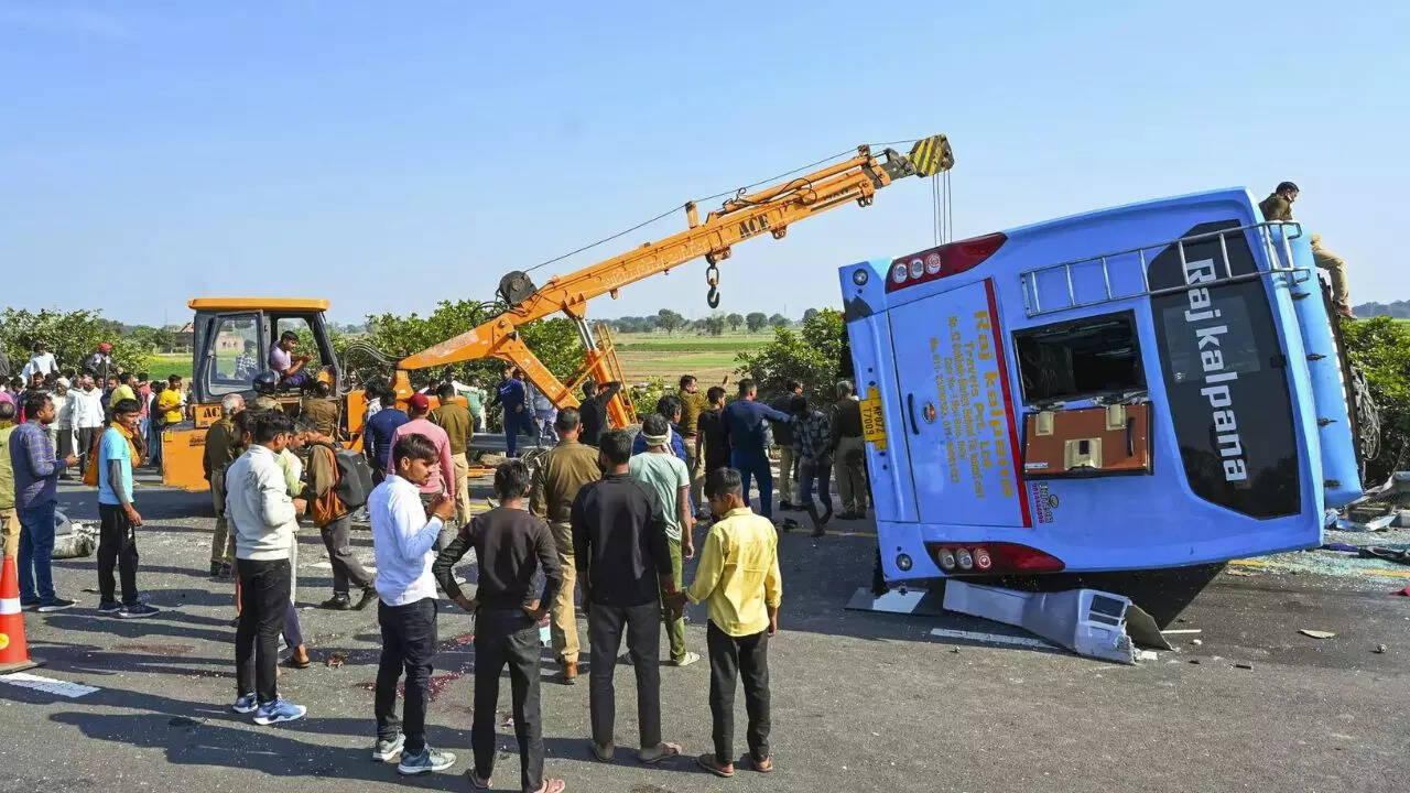 8 killed in accident on Lucknow-Agra Expressway in UP's Kannauj