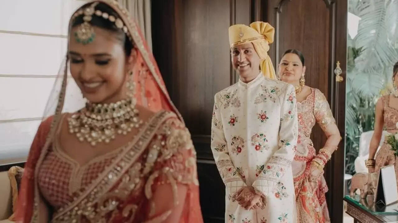 Kumar Vishwas’ daughter Agrata stuns in a breathtaking bridal look ...