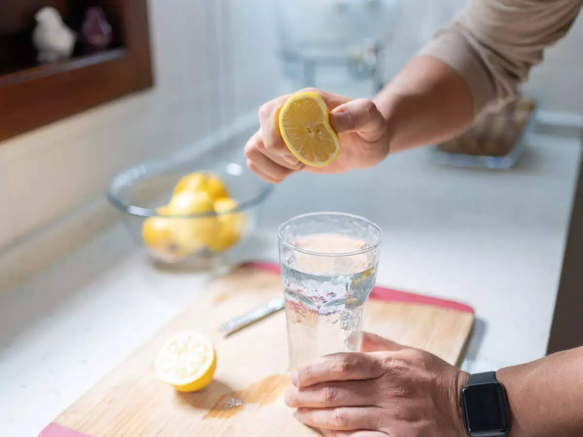 5 things one can add to lemon water for effective weight loss