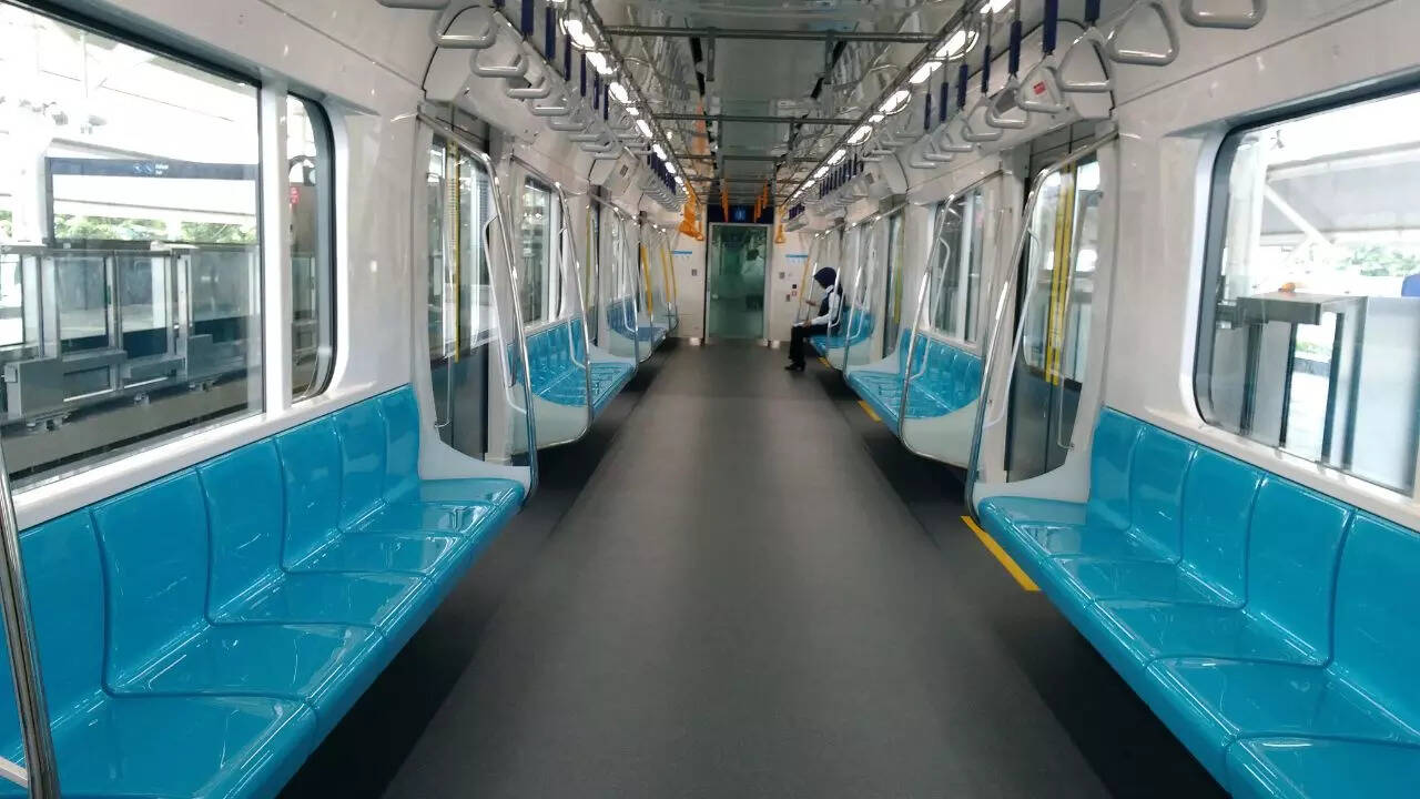 No seat in the metro? No problem! Social media users share hilarious ...