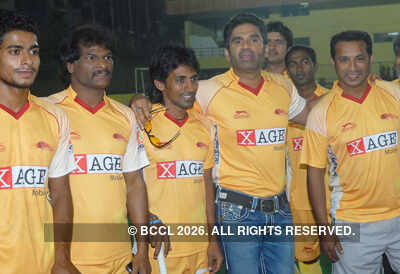 Suneil Shetty with Karnataka Lions Hockey team captain Arjun Halappa ...