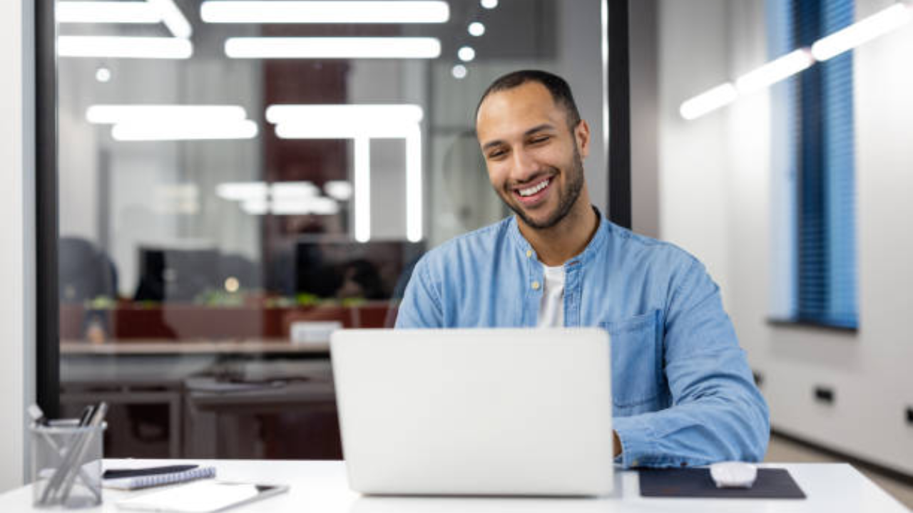 8 simple gestures that can make you instantly likeable