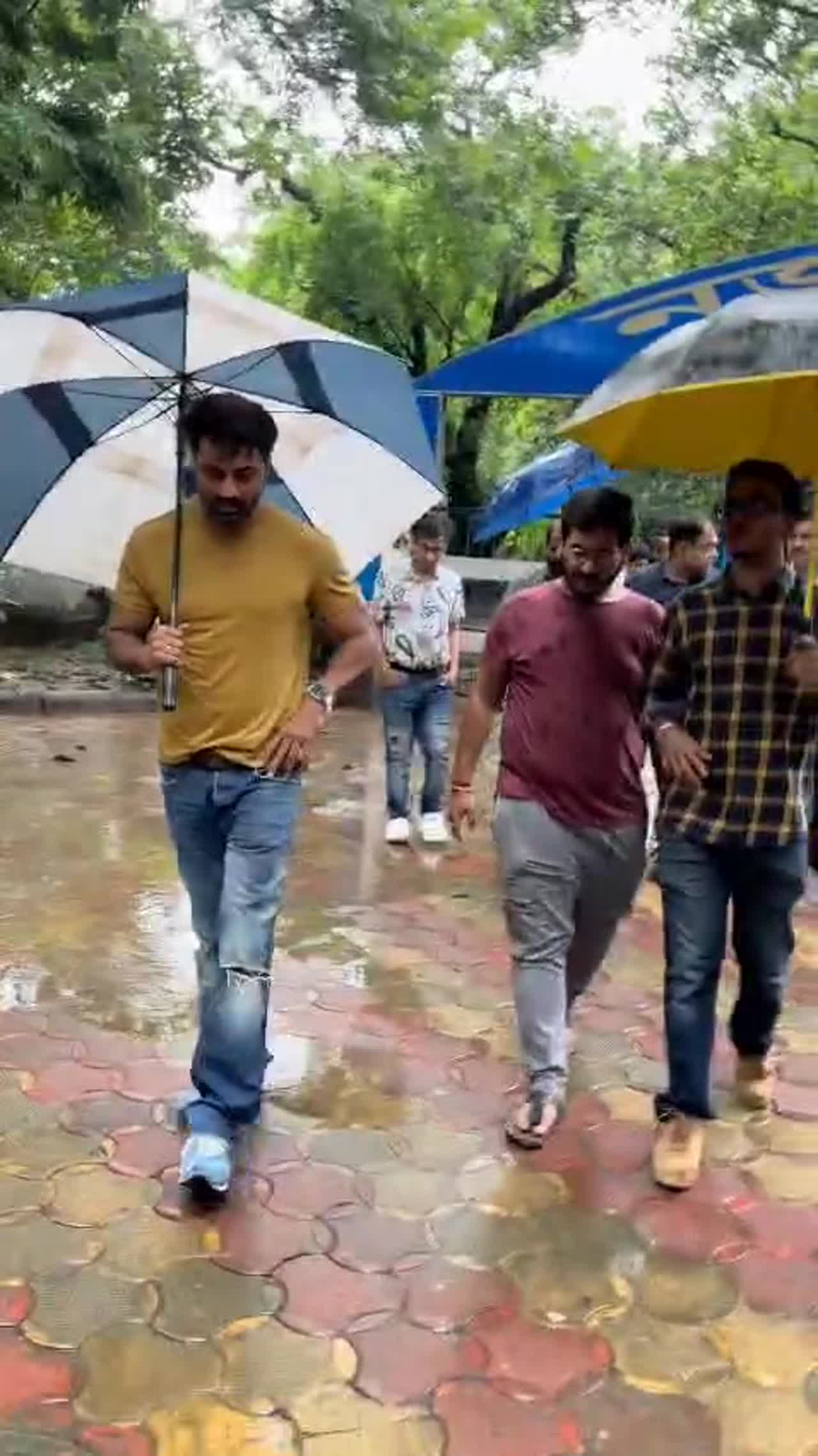 Actor-MP Dev spotted near Nazrul Mancha auditorium