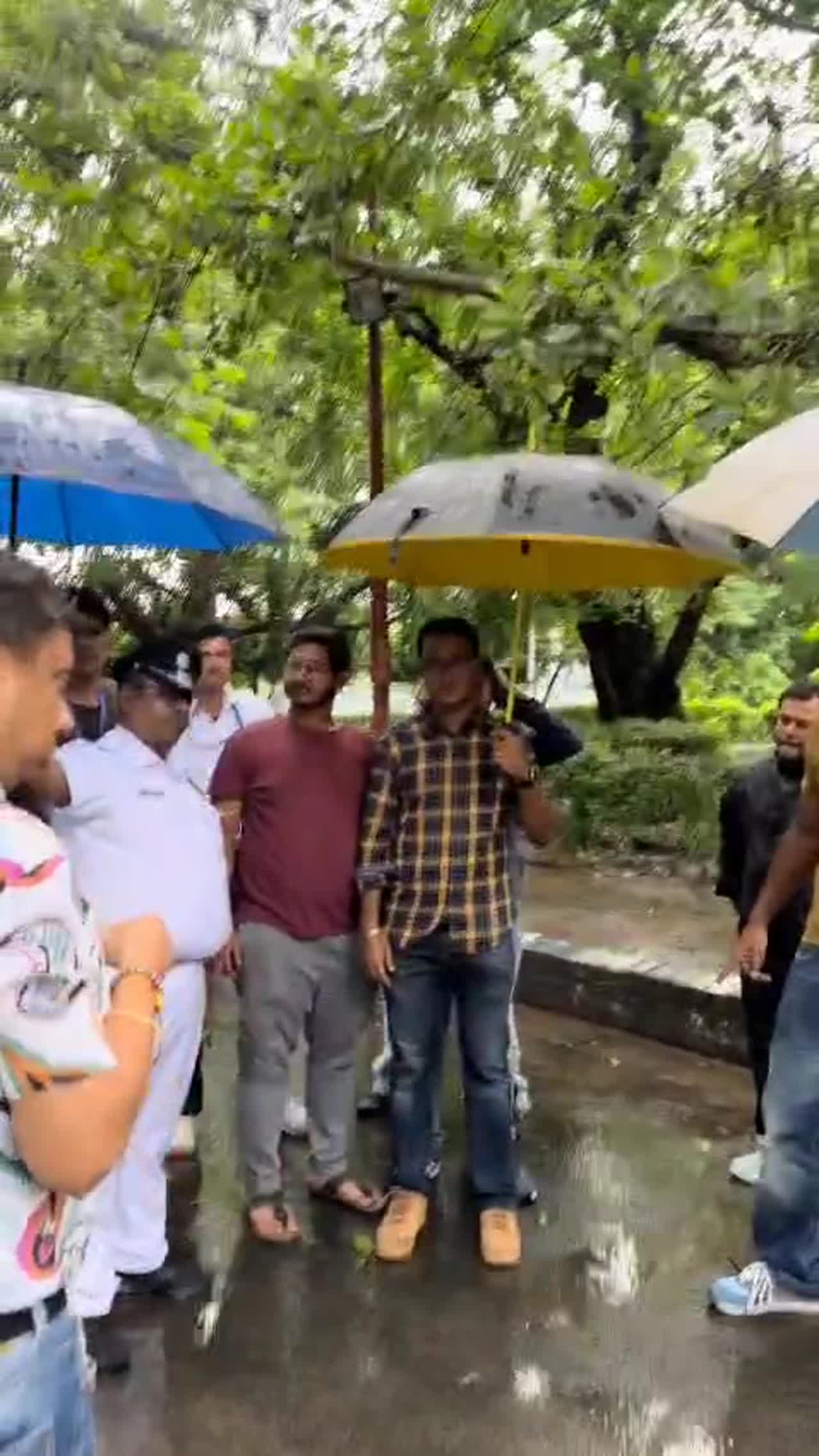 Actor-MP Dev spotted near Nazrul Mancha