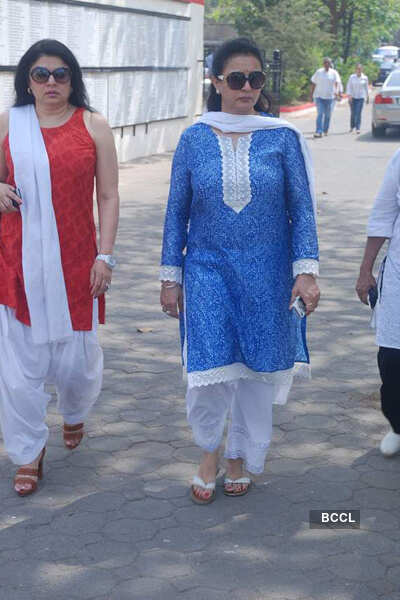 Kiran Juneja and Poonam Dhillon arrive at the funeral ceremony of Mona ...