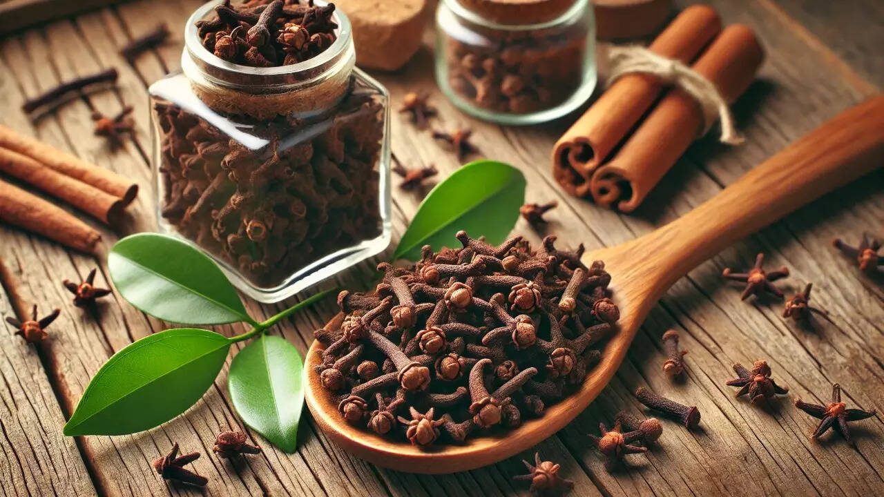 People who should avoid eating cloves (and why)