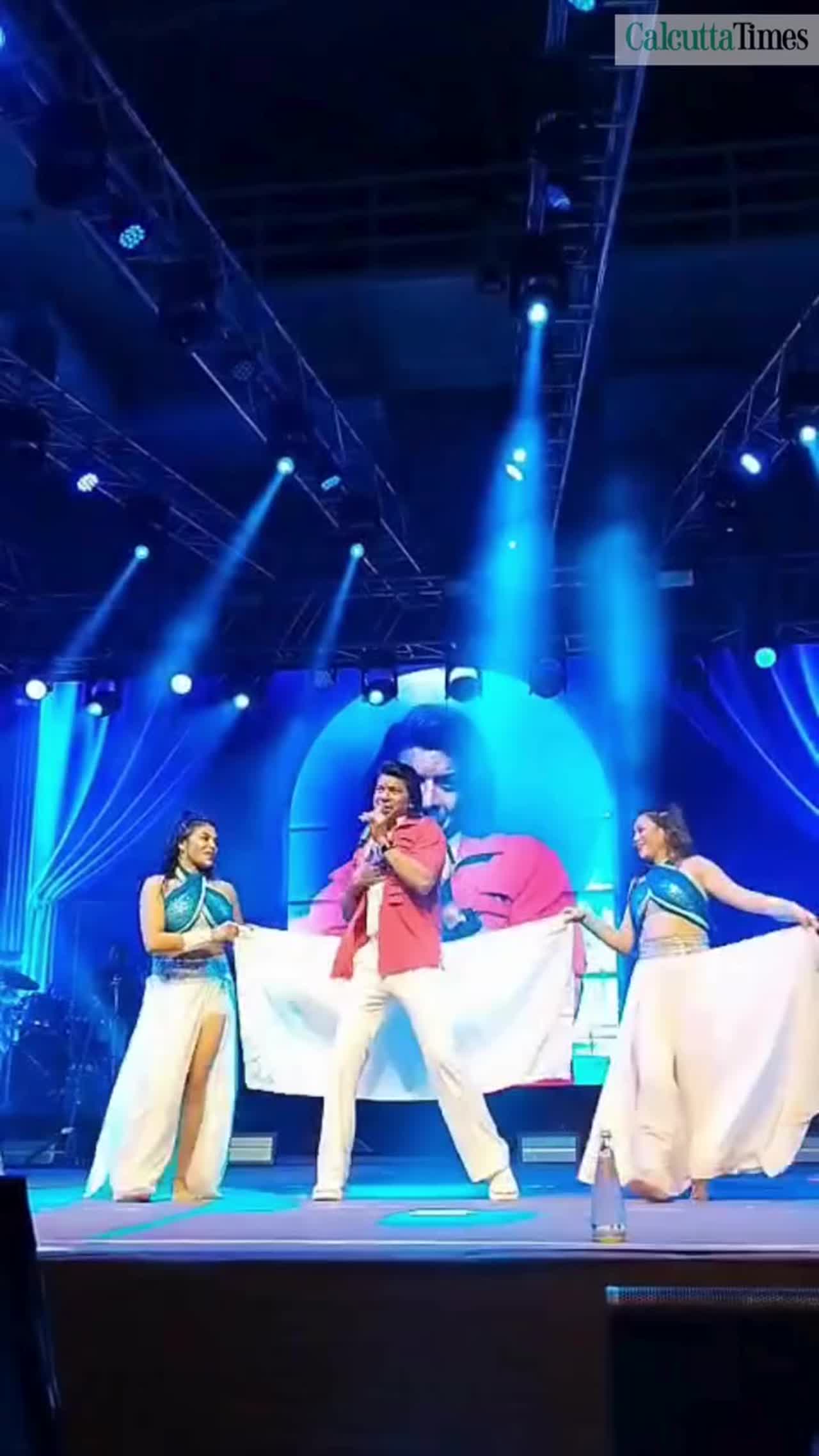 A quick glimpse of Shaan live from last evening — pure energy, pure magic! 🎤#Shaan #LivePerform