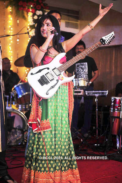 Reema Lahiri and Mamta Sharma (R) perform during Bappa Lahiri and ...