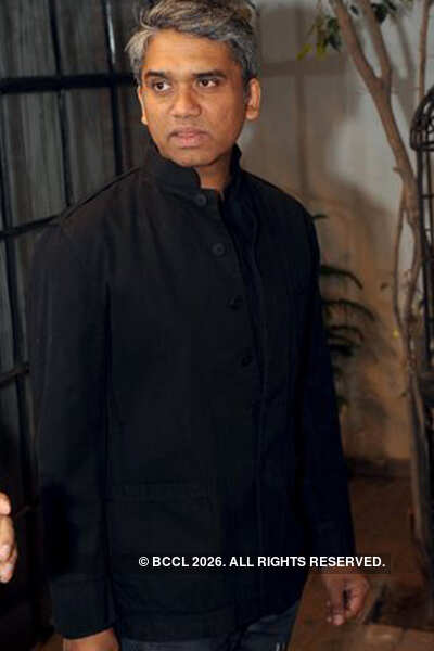 Puneet Juneja, Reema Mehra, Ayaan Ali Khan, Shantanu at JJ Valaya's ...