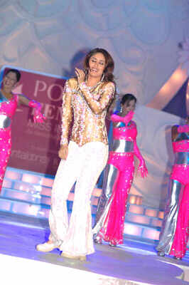 Kareena Kapoor performing at the Pond’s Femina Miss India Final pageant ...