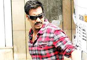 Ajay Devgn causes a stampede at Dubai mall
