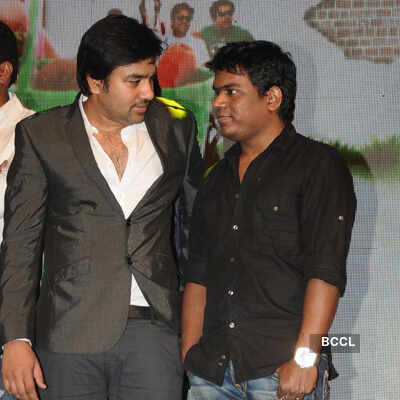 Nisha Talwar poses for shutterbugs during the movie launch of 'Thillu ...