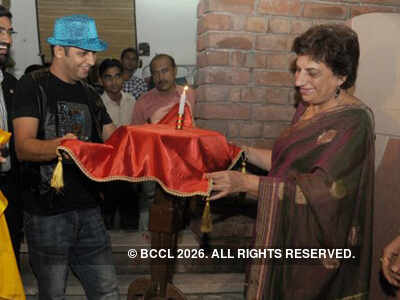 Magician Rahul Kharbanda showing a magic trick to Mrs. Kiran Walia during the Delhi Magic ...