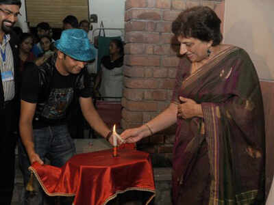 Magician Rahul Kharbanda showing a magic trick to Mrs. Kiran Walia ...