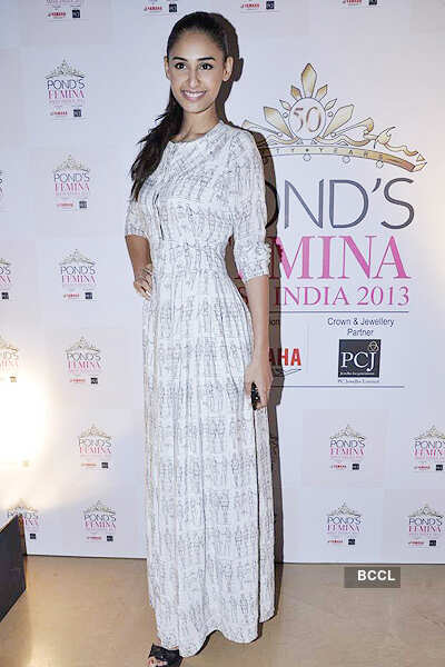 Hasleen Kaur poses for the cameras as she arrives for Ponds Femina Miss ...