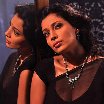 Asha Shaini strikes a temperature-soaring pose during a hot photoshoot.