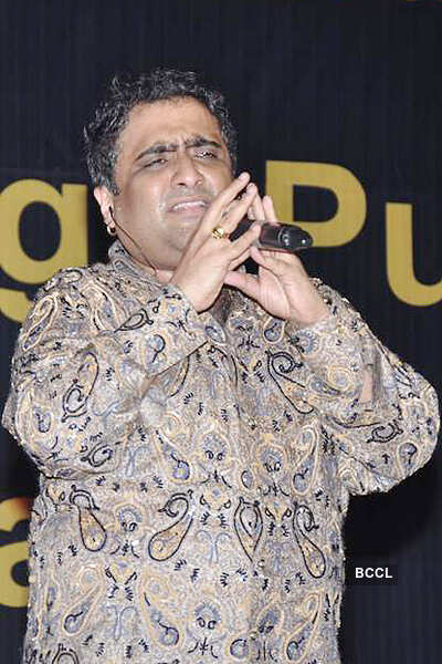 Kunal Ganjawala performs at DN Nagar Durga Puja.