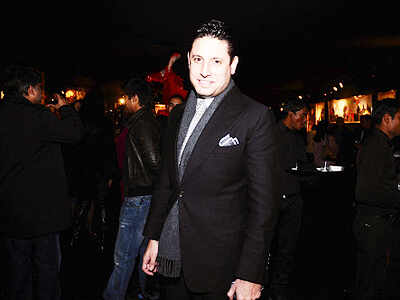 Peter Punj looks dapper at the preview of Raseel Gujral's new ...