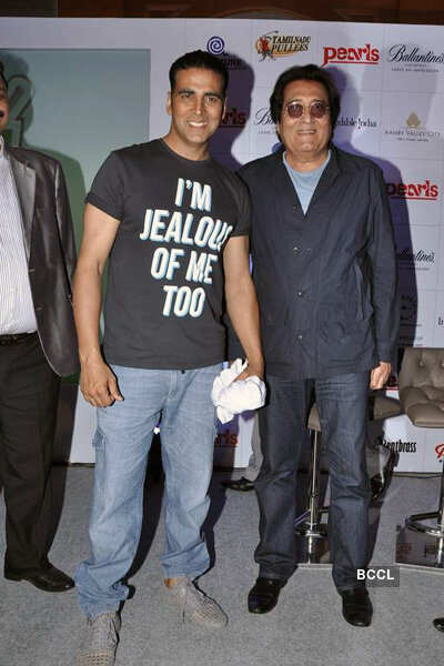 Handsome Akshay Kumar poses with Vinod Khanna during 'Golf Premiere ...