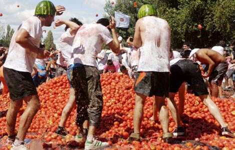 Thousands take part in Chile's tomato fight