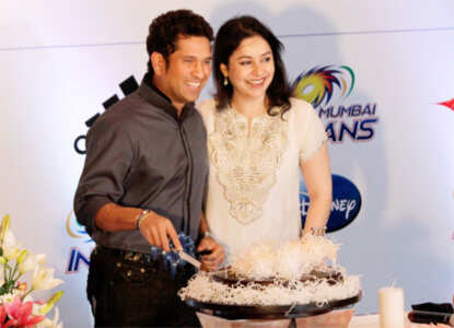 Sachin cuts 40th birthday cake