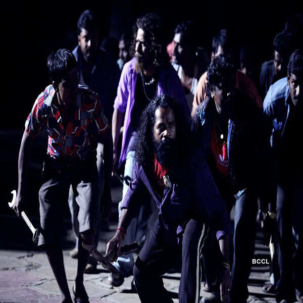 A still from the Tamil movie Moodar Koodam